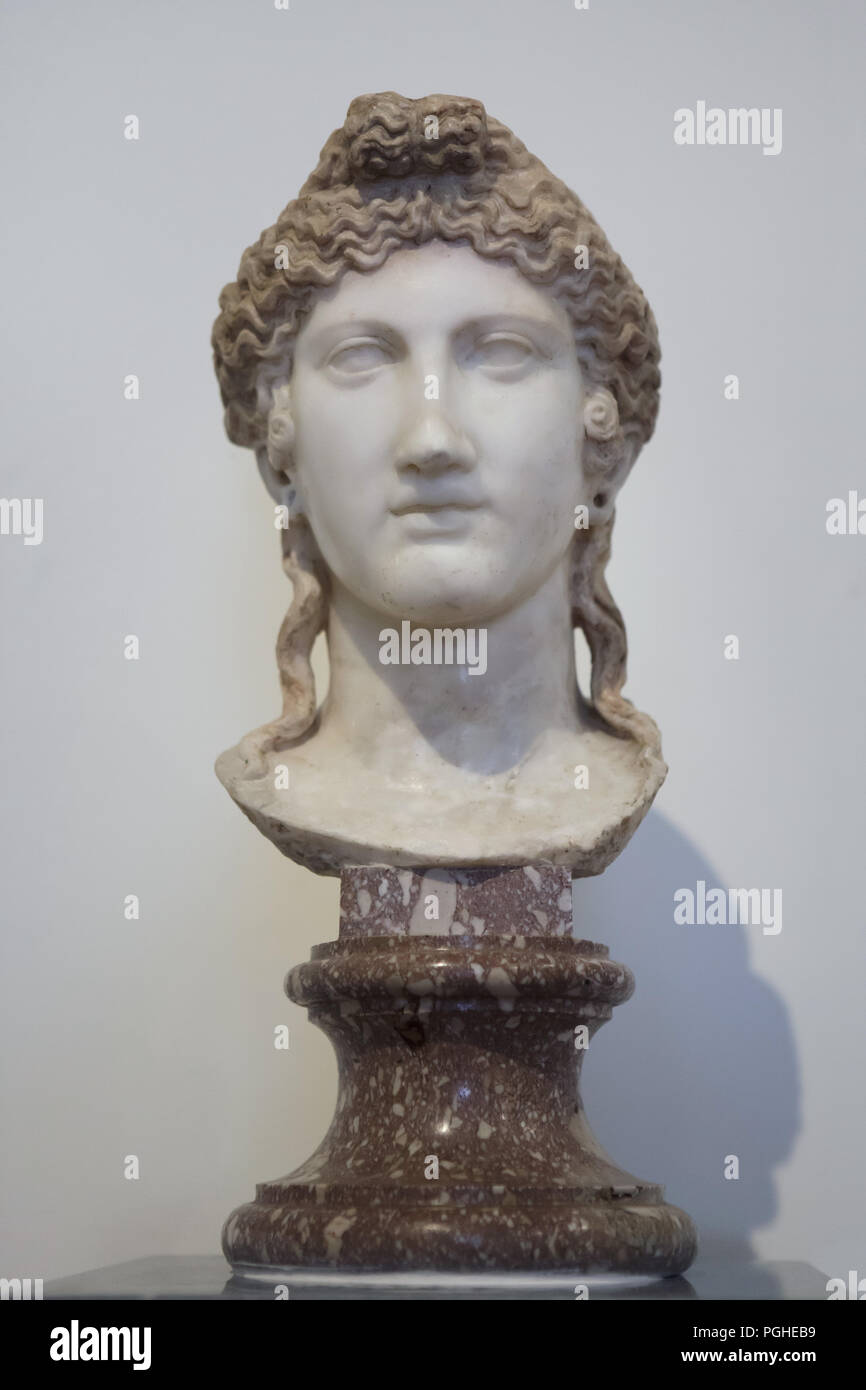 Egyptian goddess isis statue hi-res stock photography and images - Alamy