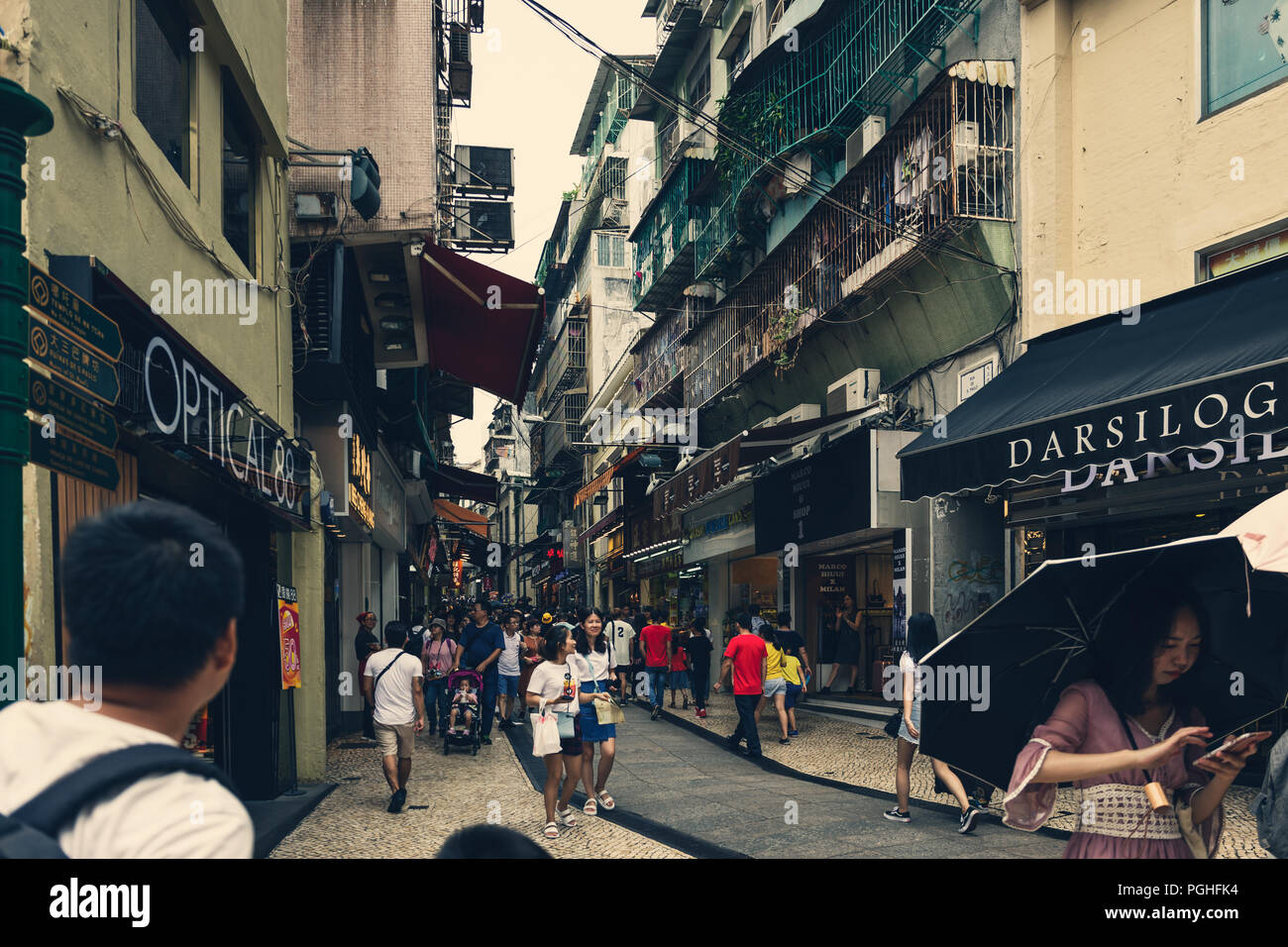 Aug 27, 2018, Macau: Crowd of Tourists in the city centre of Macau Stock Photo - Alamy