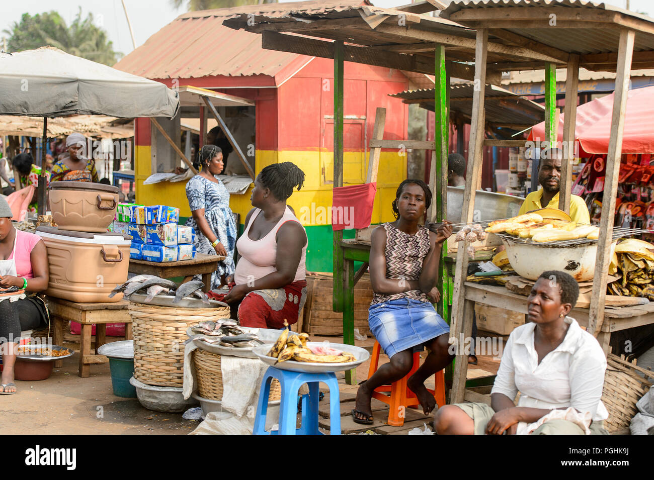 ACCRA, GHANA - Jan 8, 2017: Unidentified Ghanaian women sell food on ...