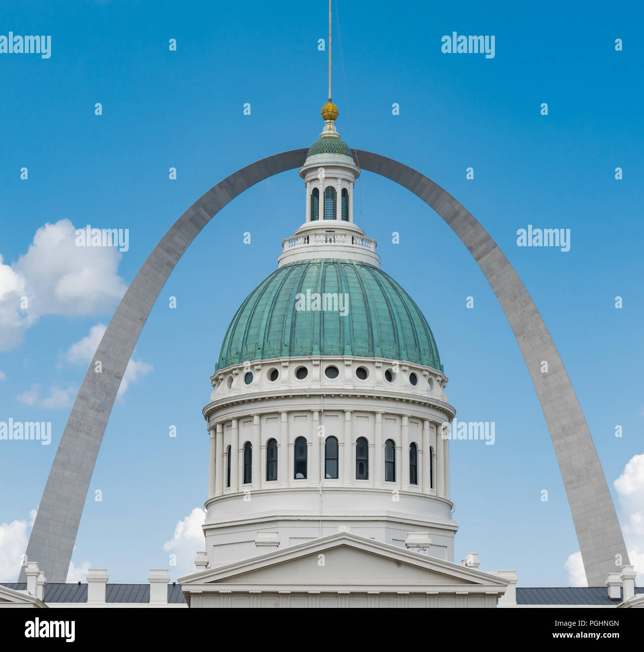 Gateway Arch with the dome of the Old Saint Louis County Courthouse ...