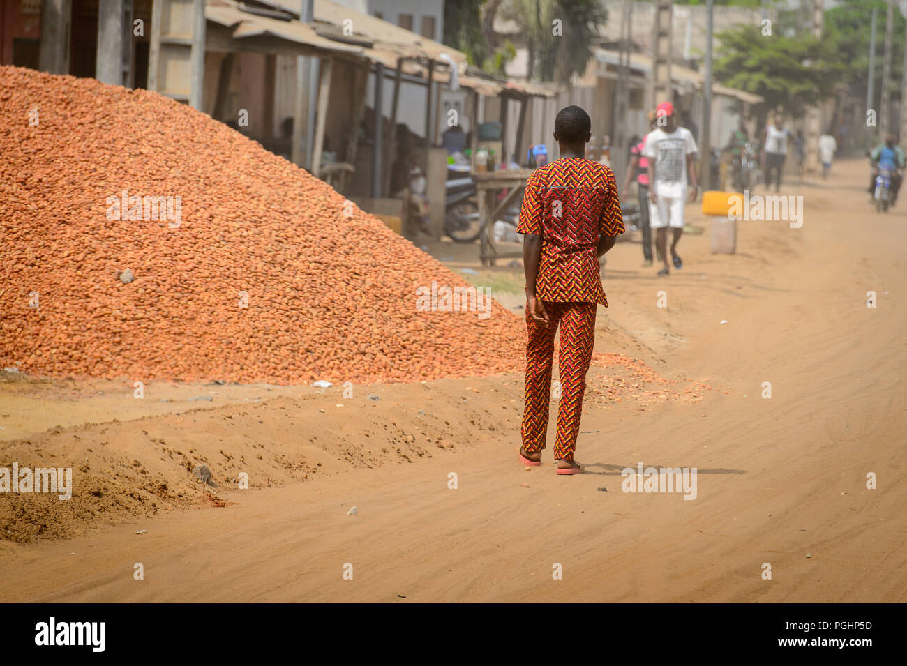 African man in colorful suit hi-res stock photography and images - Alamy