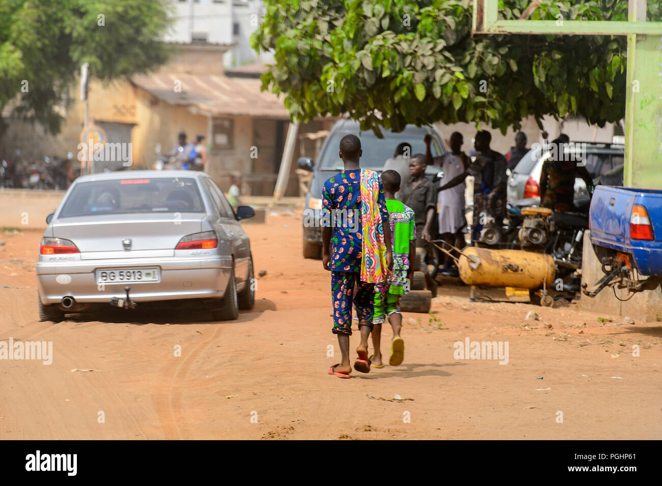 African man in colorful suit hi-res stock photography and images - Alamy