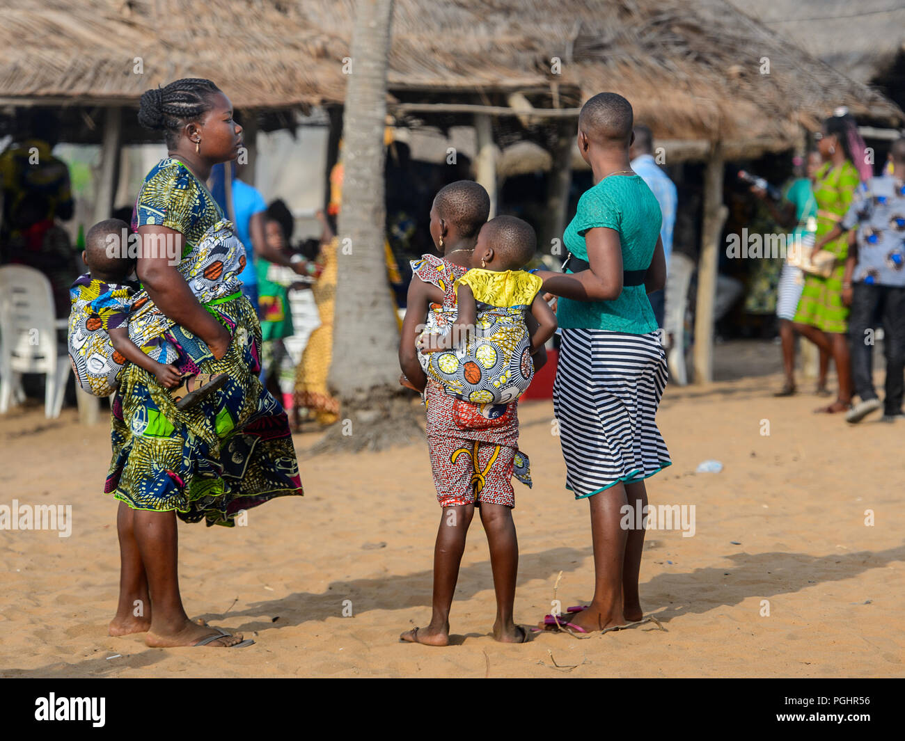 African women village africa behind hi-res stock photography and images ...
