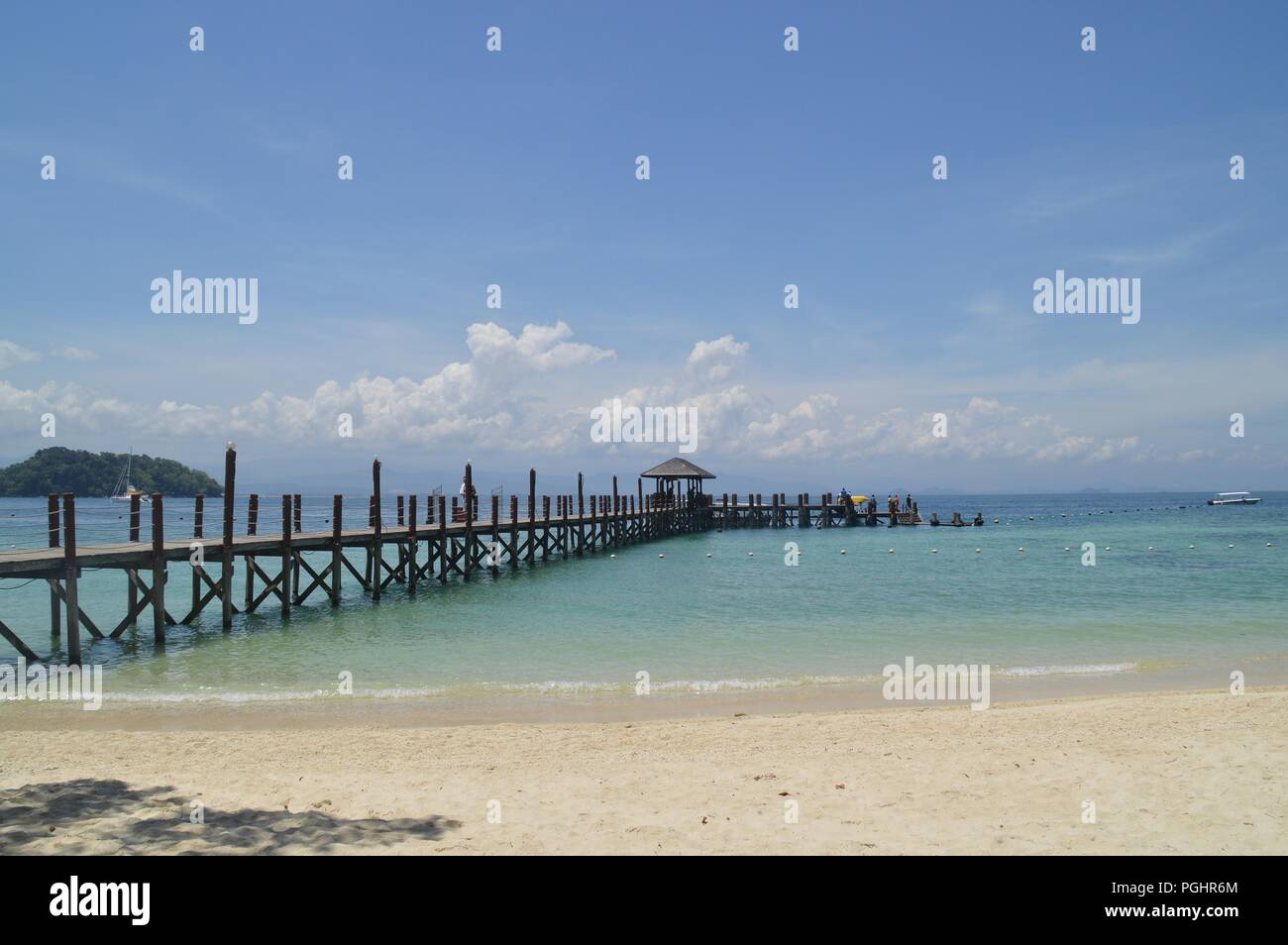 Jetty blue sky hi-res stock photography and images - Alamy