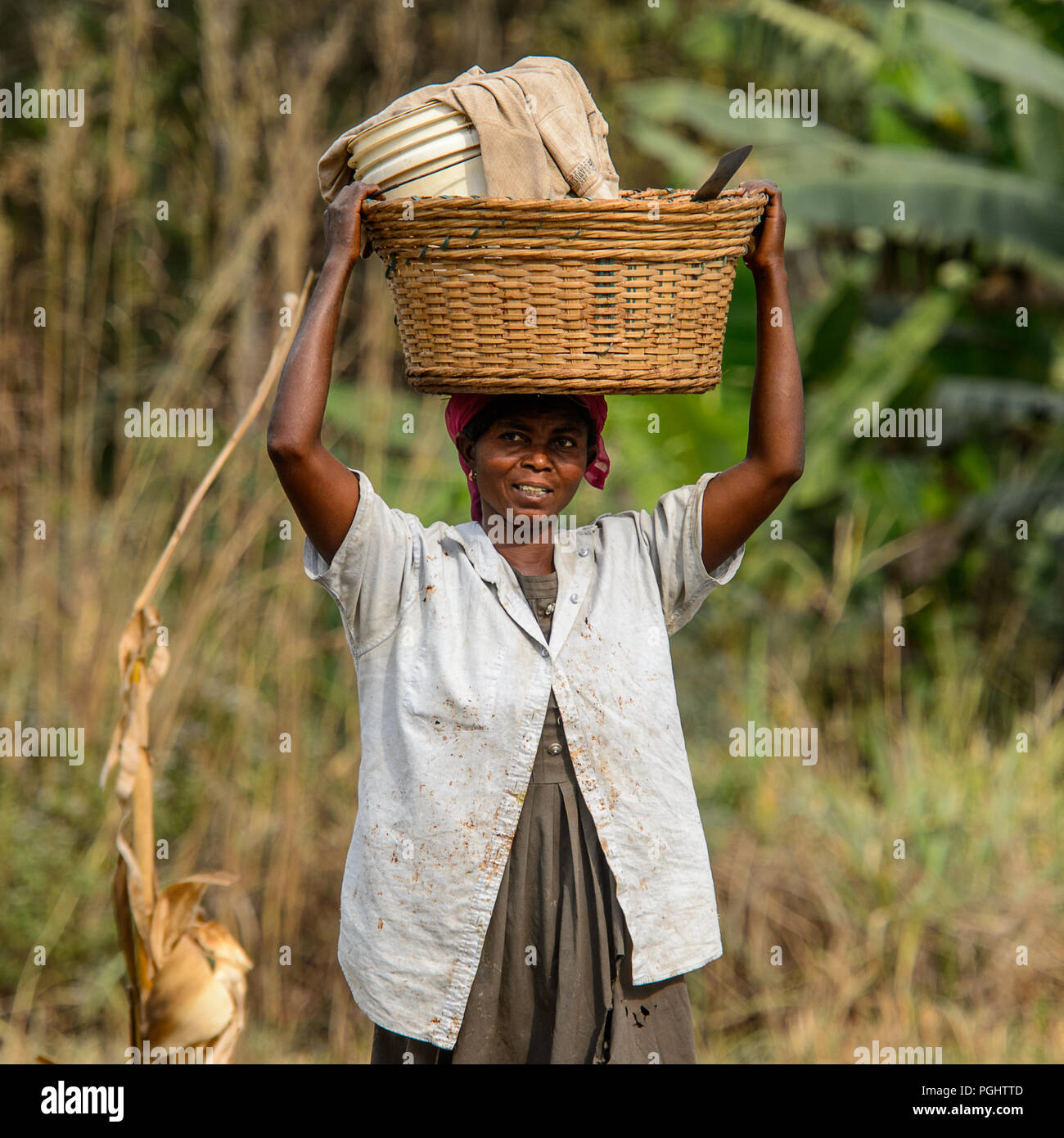 Kumasi Ghana Jan 16 2017 Unidentified Ghanaian Woman Carries A