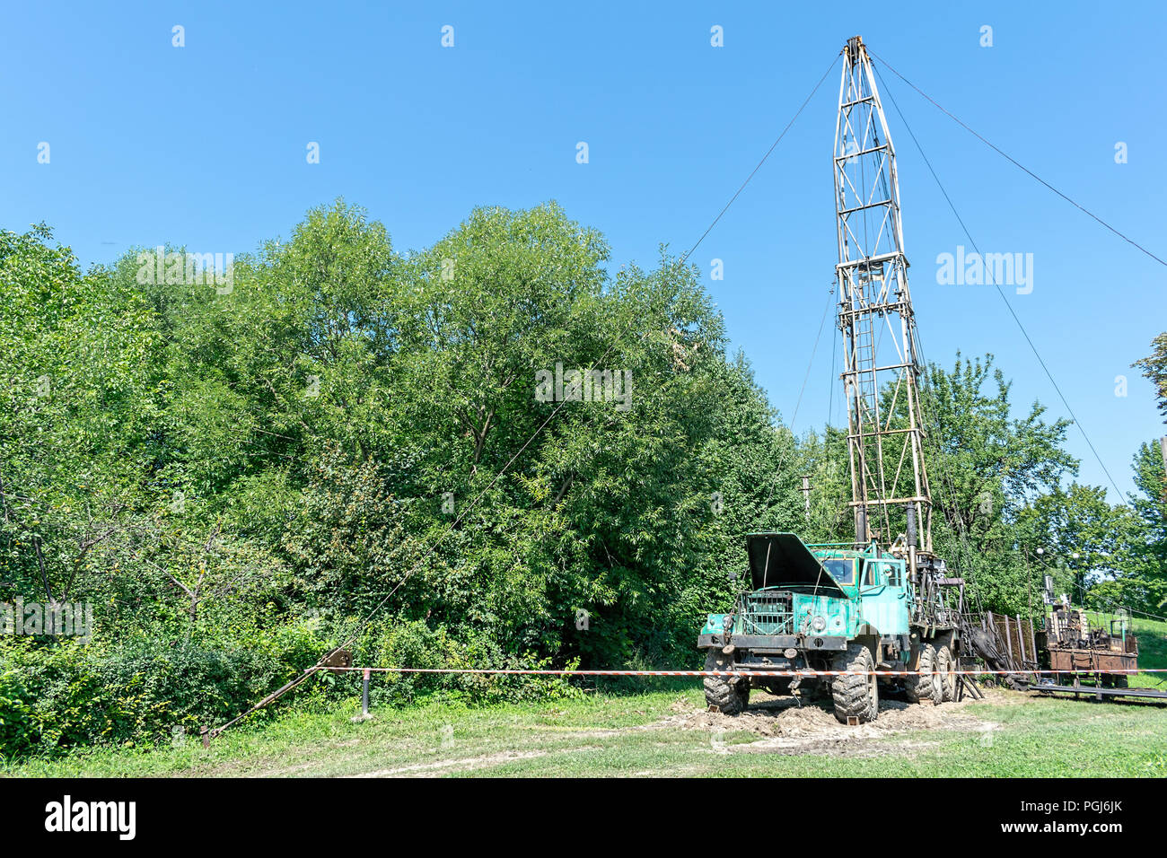 Mobile oil rig truck drilling the oil well Stock Photo - Alamy