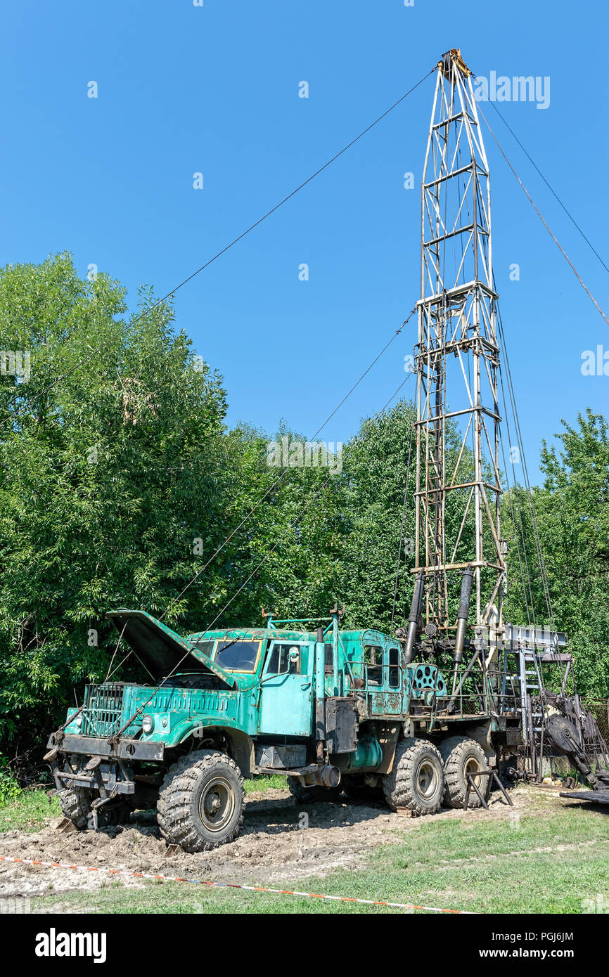 Mobile oil rig truck drilling the oil well Stock Photo - Alamy