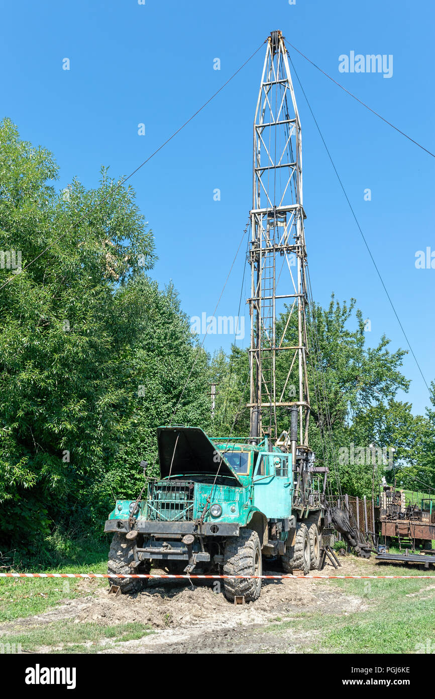 Mobile oil rig truck drilling the oil well Stock Photo - Alamy