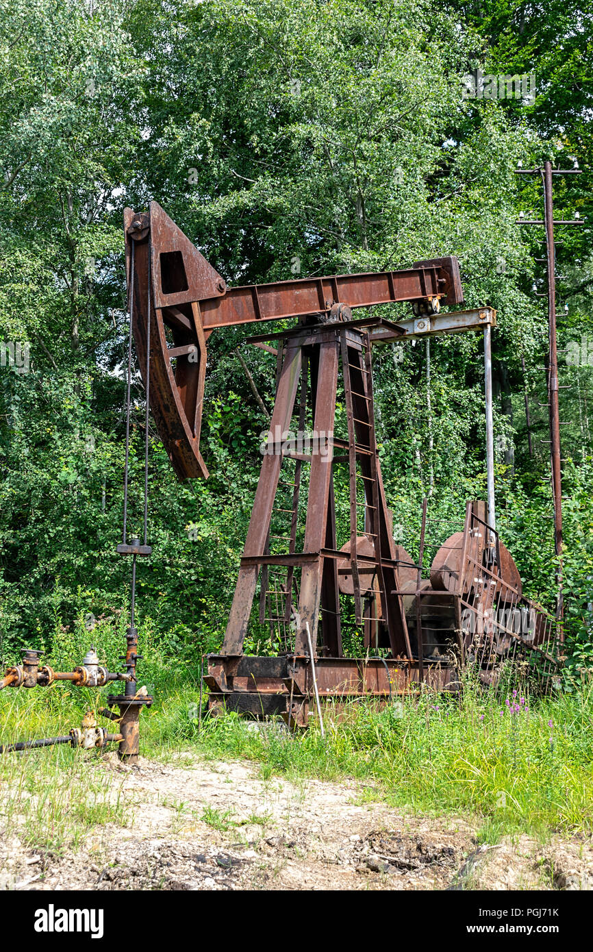 Oil pumping rig hi-res stock photography and images - Alamy