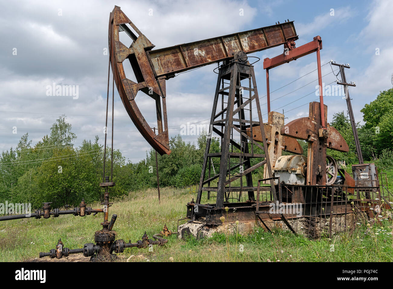 Oil derrick pumping petroleum energy drilling hi-res stock photography ...