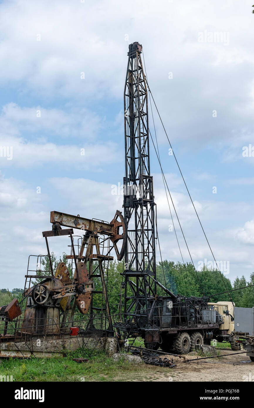 Mobile oil rig truck drilling the oil well Stock Photo - Alamy