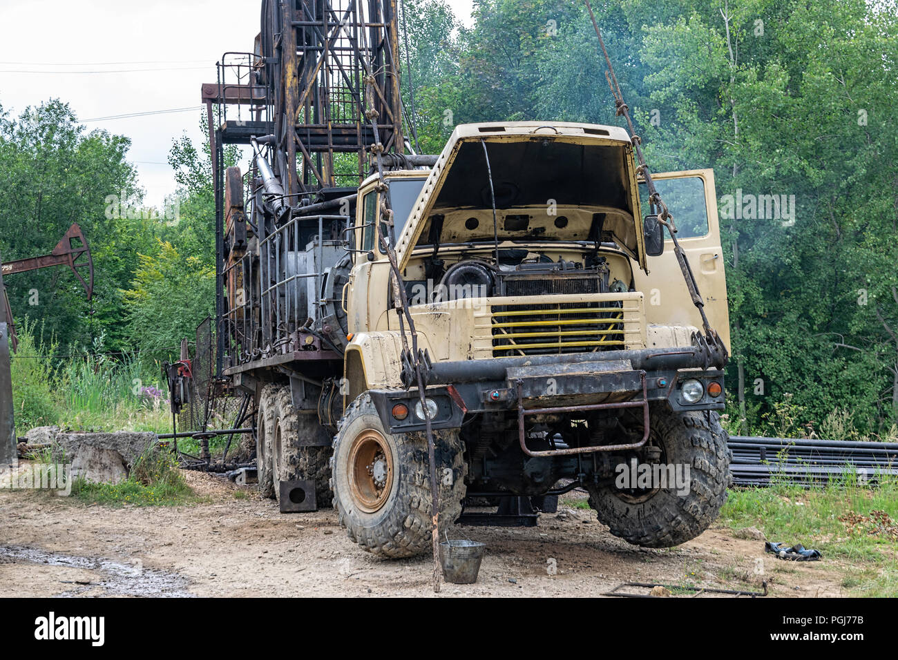 Mobile oil rig truck drilling the oil well Stock Photo - Alamy