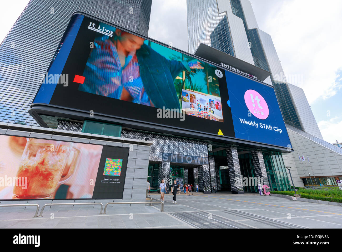 Led billboard korean hi-res stock photography and images - Alamy