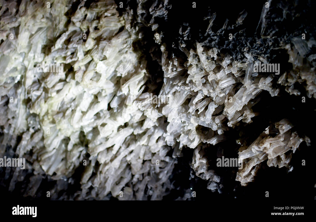 Friedrichroda, Germany. 26th Aug, 2018. Plaster crystal on the walls of ...