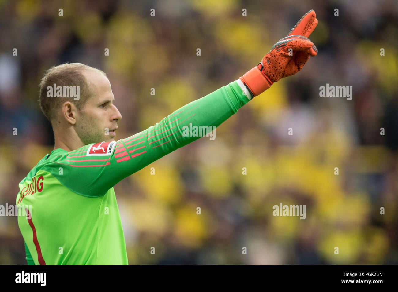 Dortmund, Deutschland. 26th Aug, 2018. Goalkeeper Peter GULACSI (L ...