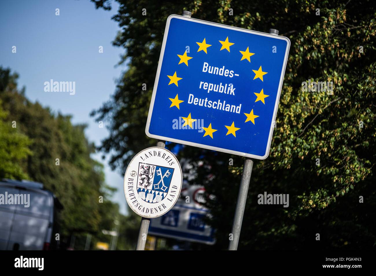 German border sign hi-res stock photography and images - Alamy