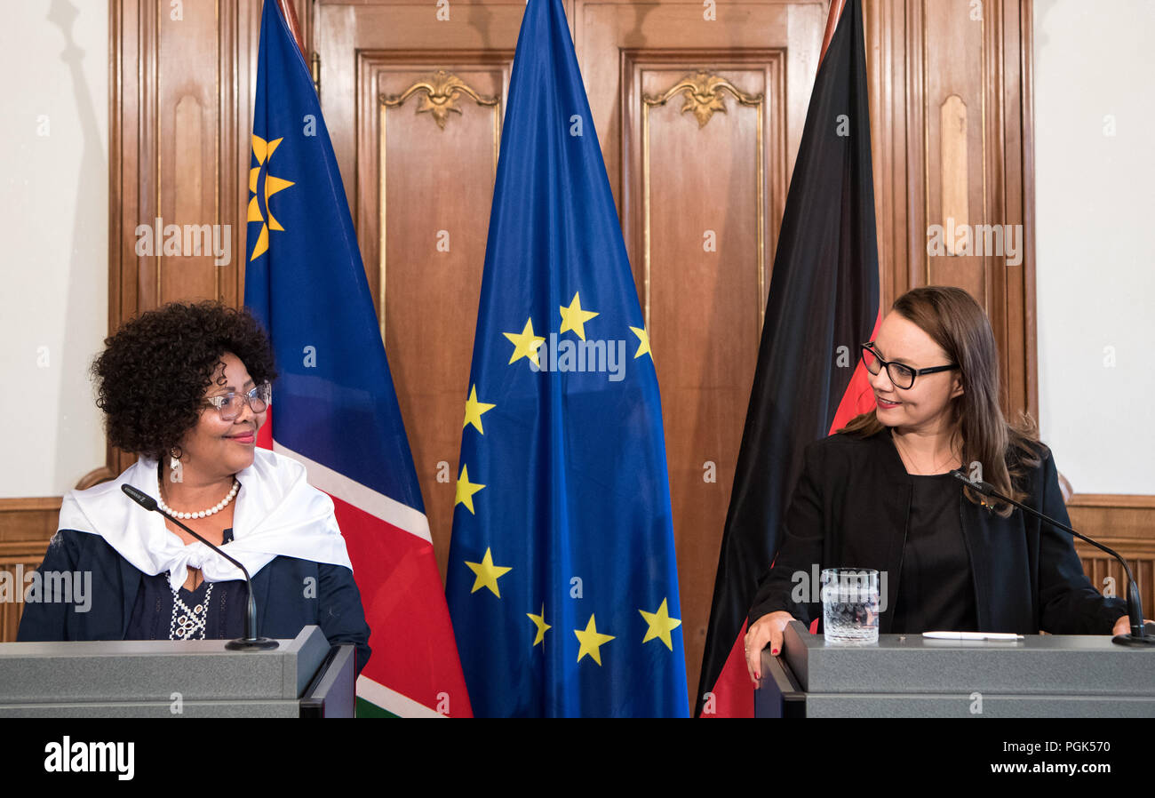 Berlin, Germany. 27th Aug, 2018. Michelle Müntefering (r, SPD ...