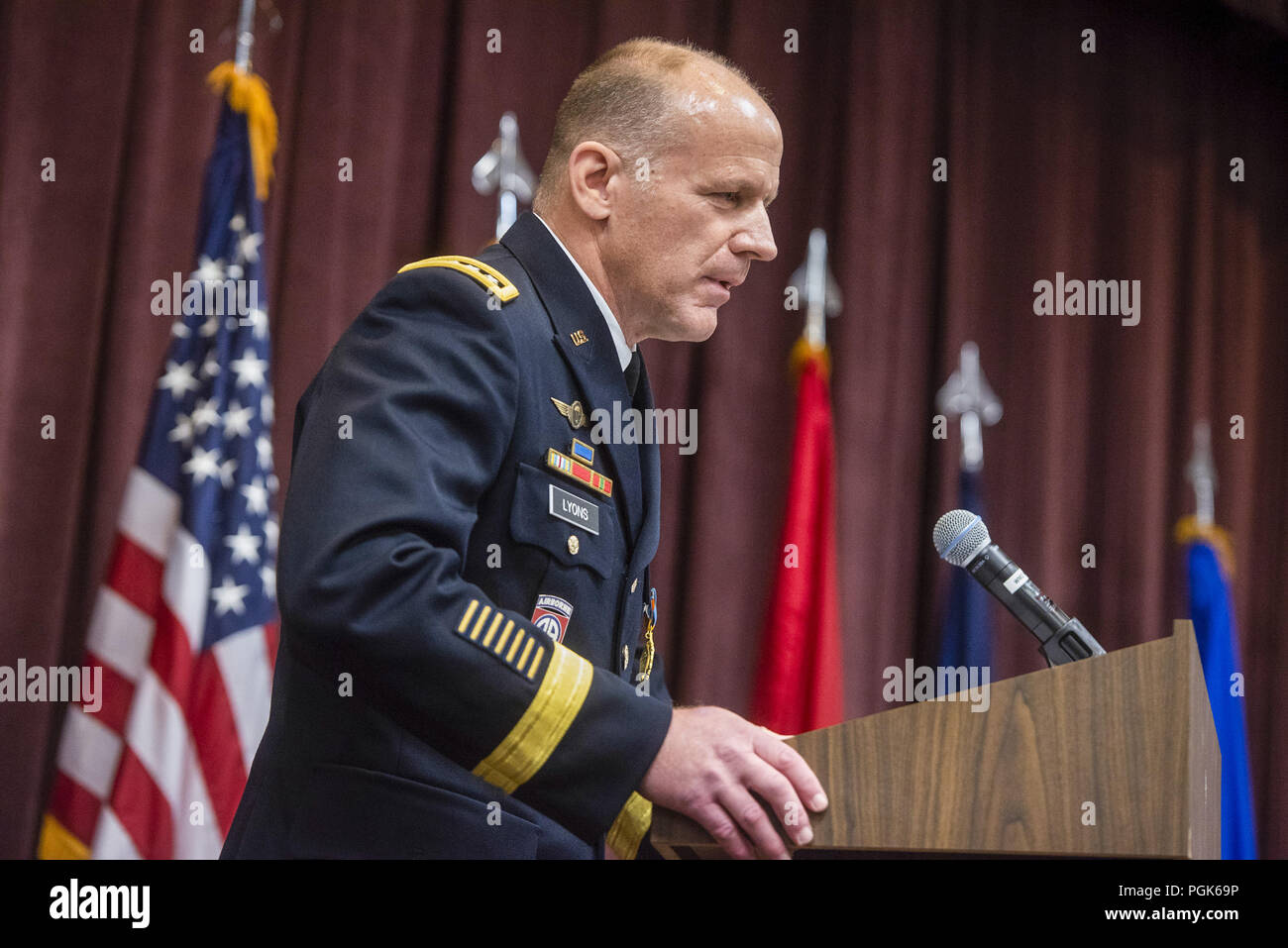 Scott Afb, IL, USA. 24th Aug, 2018. Army Gen. Stephen R. Lyons delivers ...