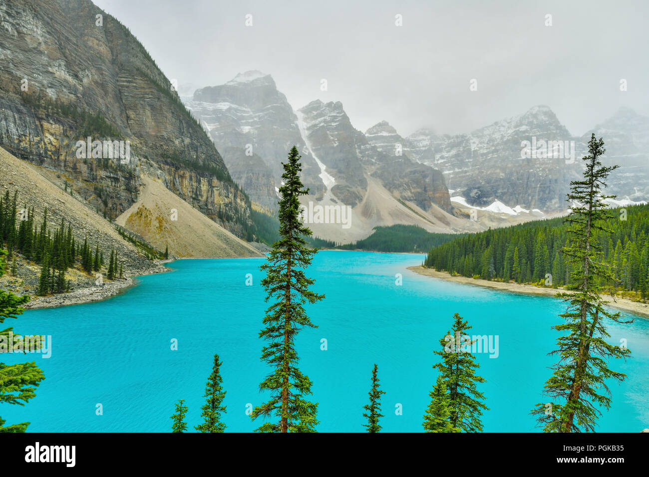 Beautiful turquoise waters of Moraine lake in Banff National Park ...