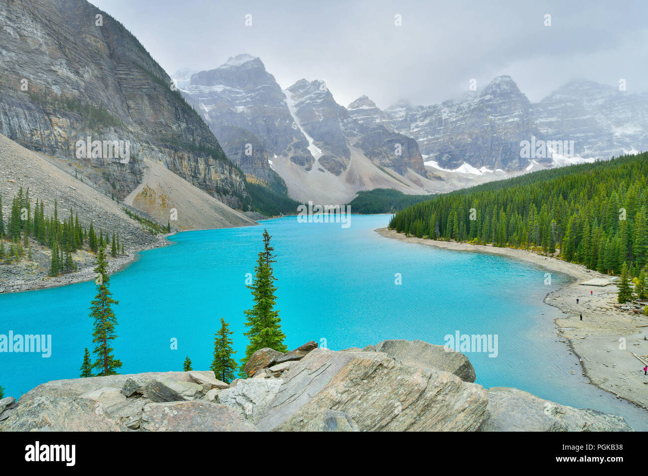 Beautiful turquoise waters of Moraine lake in Banff National Park ...