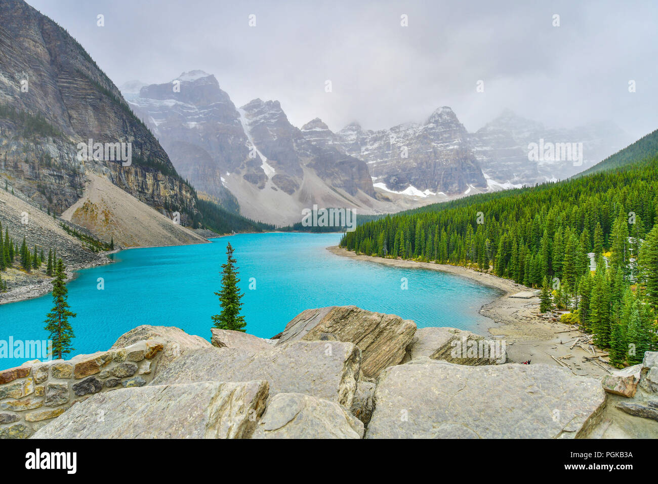 Beautiful turquoise waters of Moraine lake in Banff National Park ...