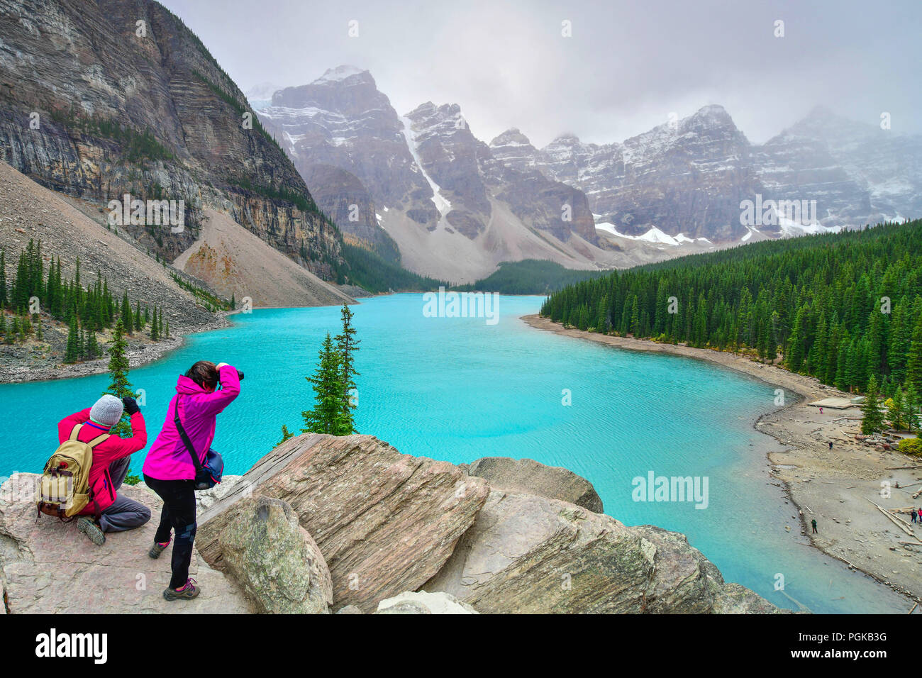 Beautiful turquoise waters of Moraine lake in Banff National Park ...
