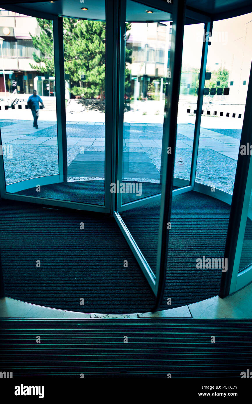 Revolving doors hi-res stock photography and images - Alamy