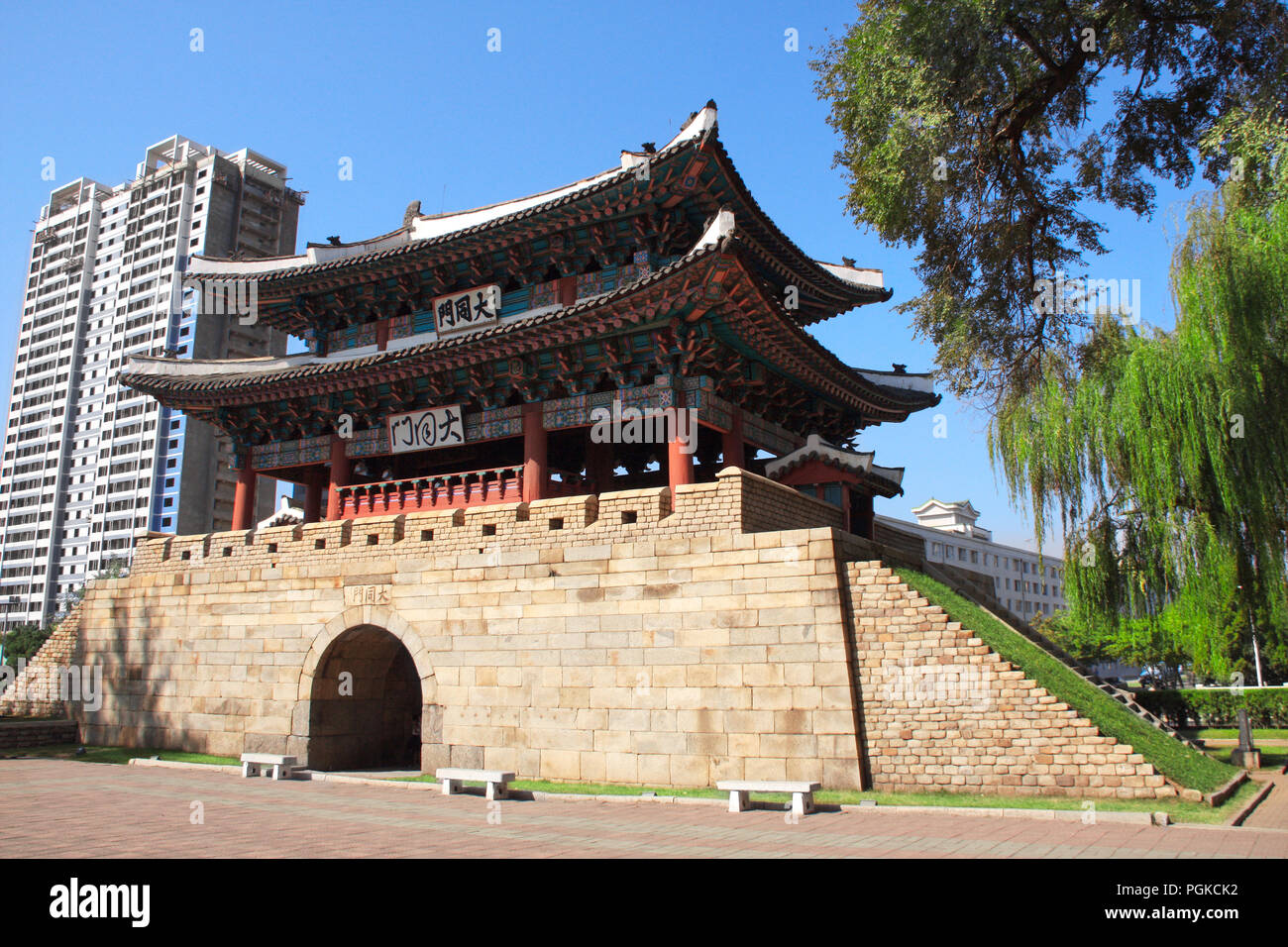 Gate pyongyang north korea hi-res stock photography and images - Alamy