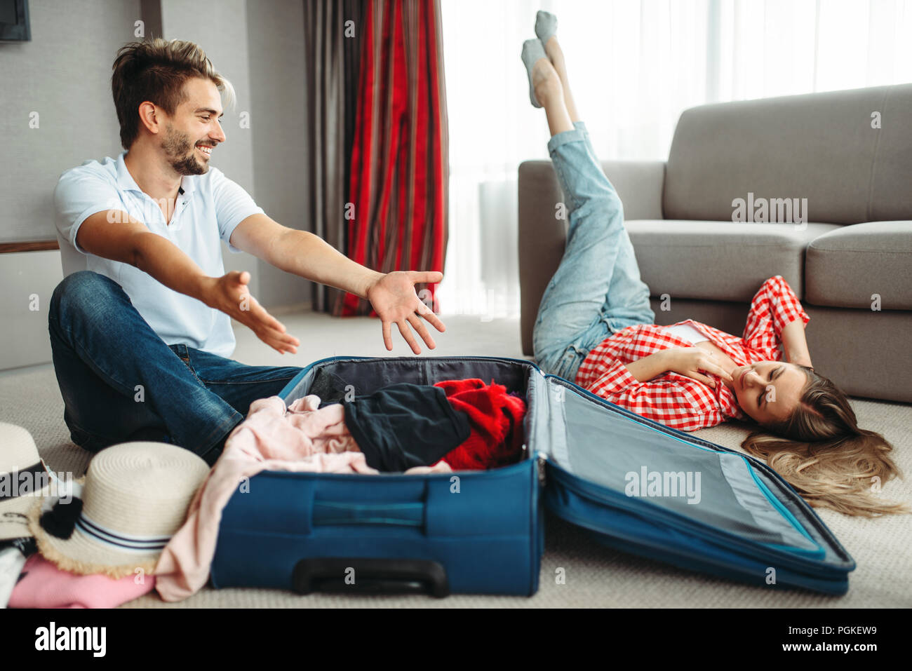 Overloaded suitcases hi-res stock photography and images - Alamy