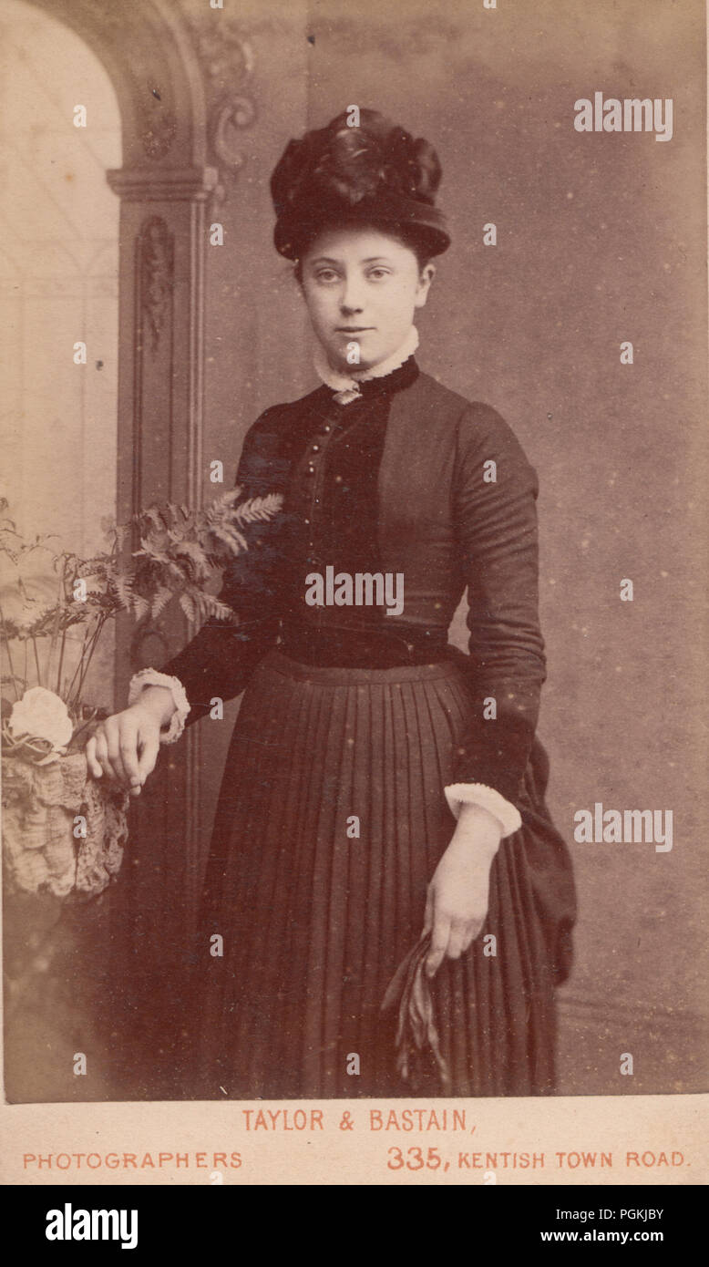 Young victorian lady hi-res stock photography and images - Alamy