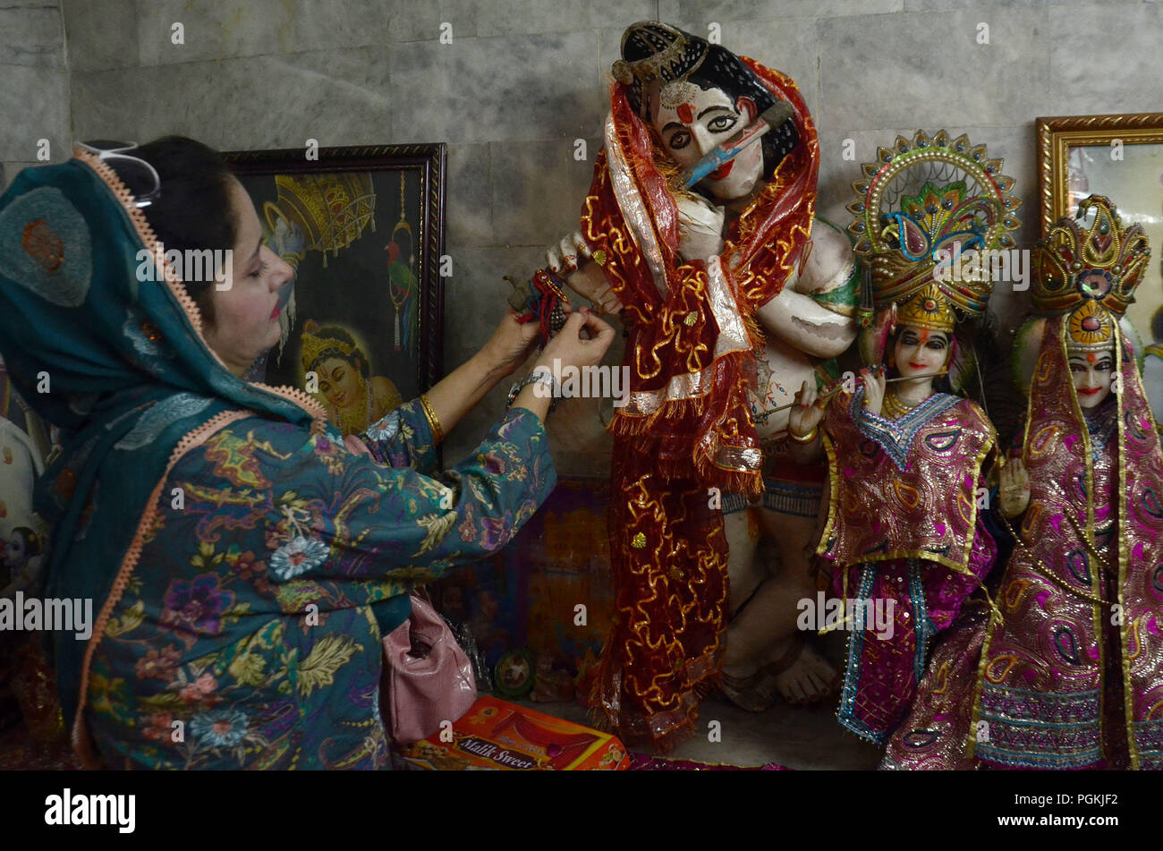 Lahore, Pakistan. 26th Aug, 2018. Pakistani Hindu people performing ...