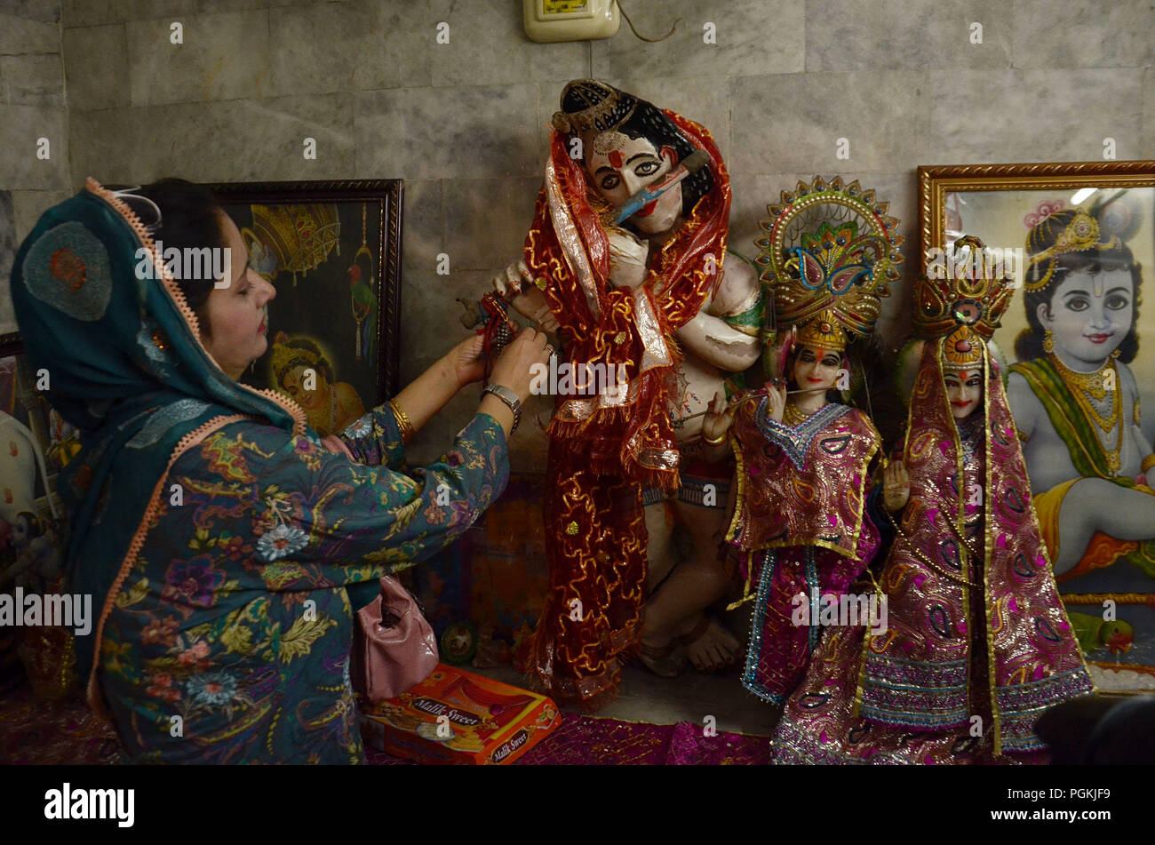 Lahore, Pakistan. 26th Aug, 2018. Pakistani Hindu people performing ...