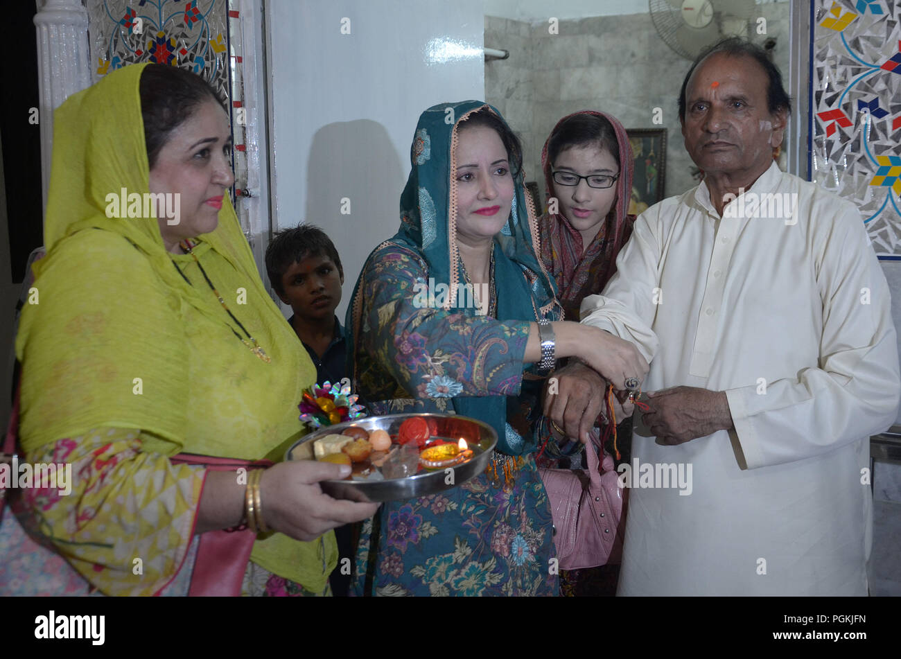 Lahore, Pakistan. 26th Aug, 2018. Pakistani Hindu people performing ...