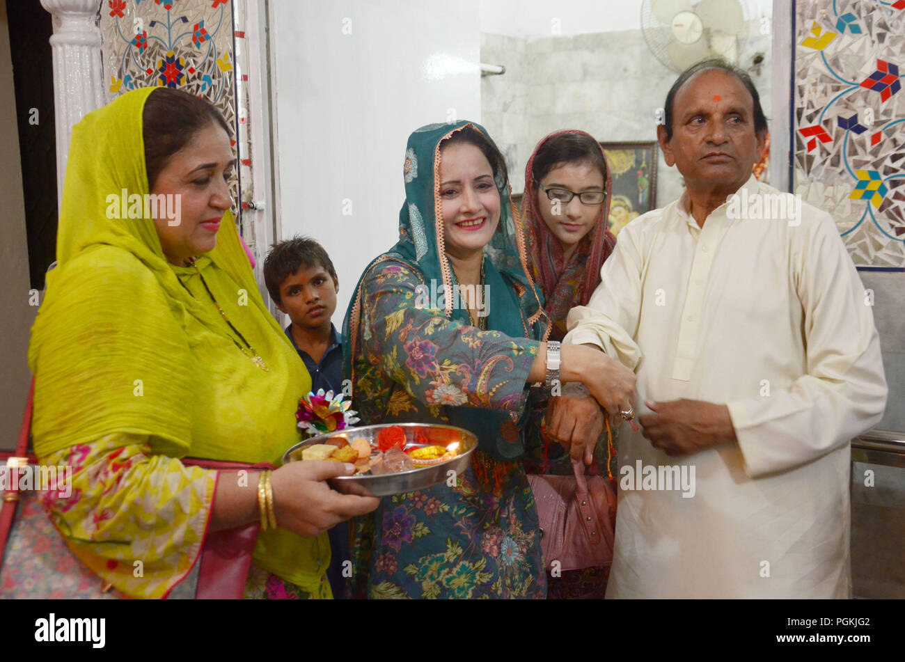 Lahore, Pakistan. 26th Aug, 2018. Pakistani Hindu people performing ...
