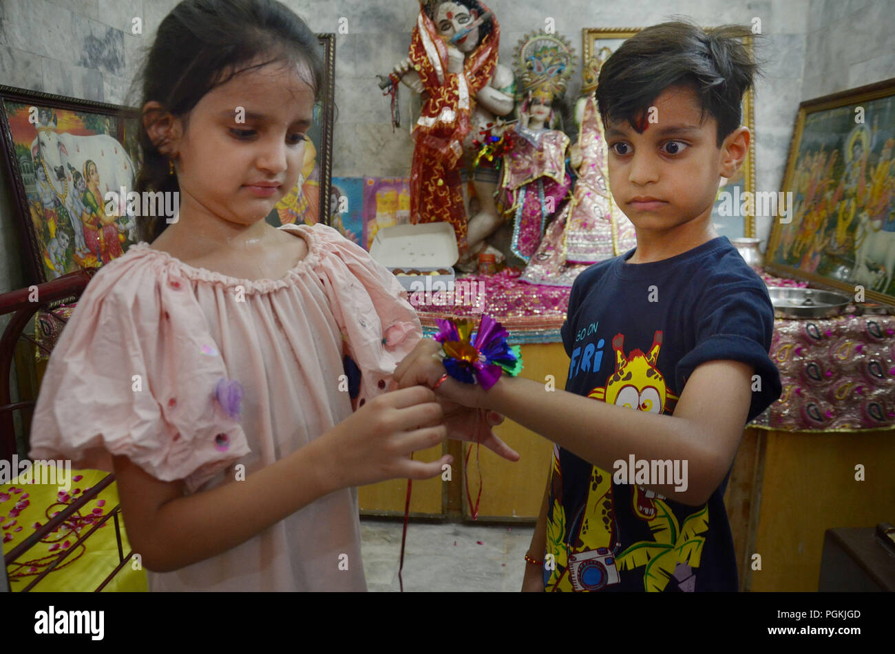 Lahore, Pakistan. 26th Aug, 2018. Pakistani Hindu people performing ...