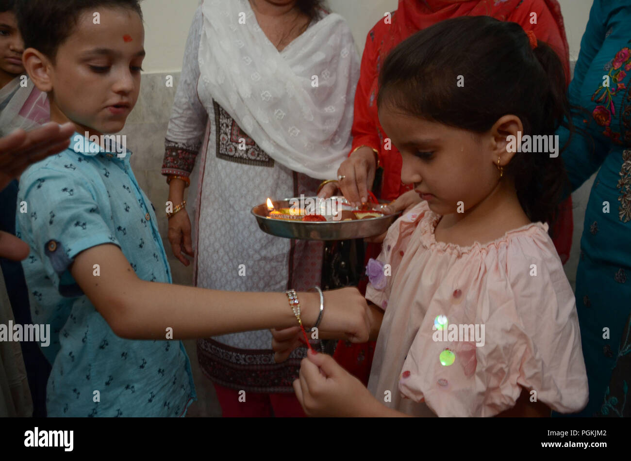 Lahore, Pakistan. 26th Aug, 2018. Pakistani Hindu people performing ...