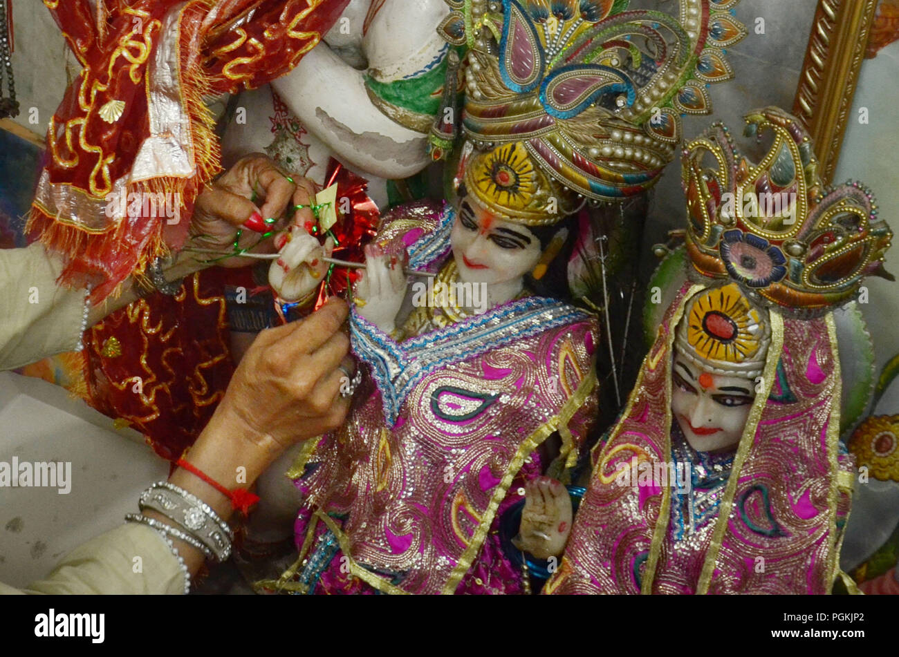 Lahore, Pakistan. 26th Aug, 2018. Pakistani Hindu people performing ...