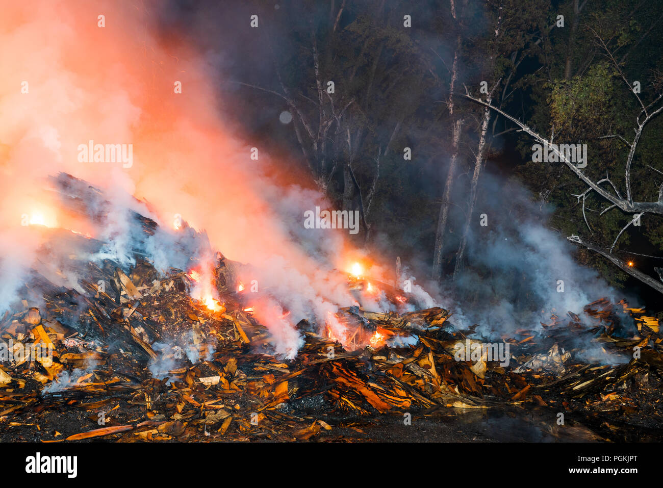Burning bonfire with lights and sparks hi-res stock photography and ...