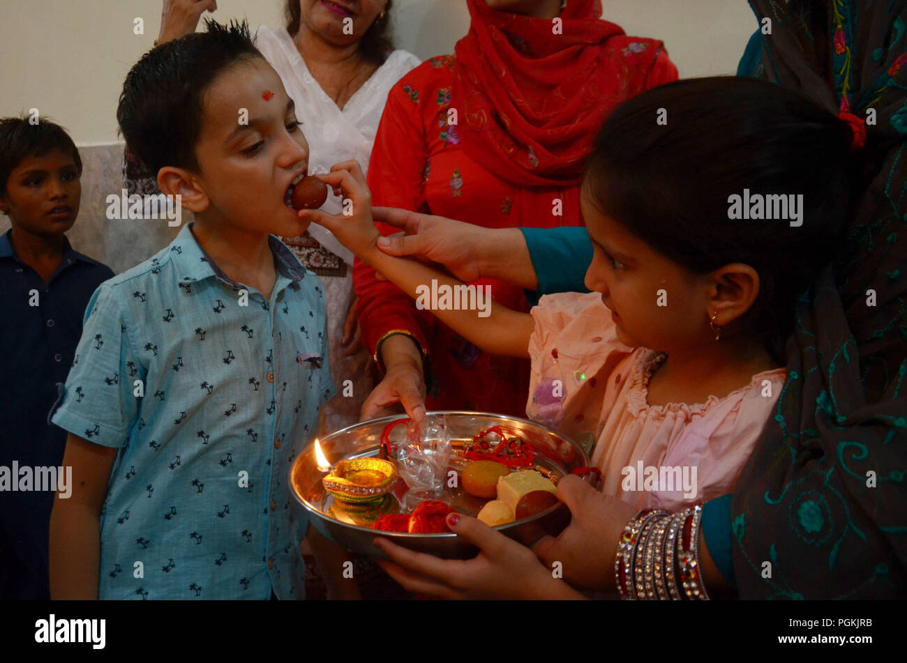 Lahore, Pakistan. 26th Aug, 2018. Pakistani Hindu people performing ...