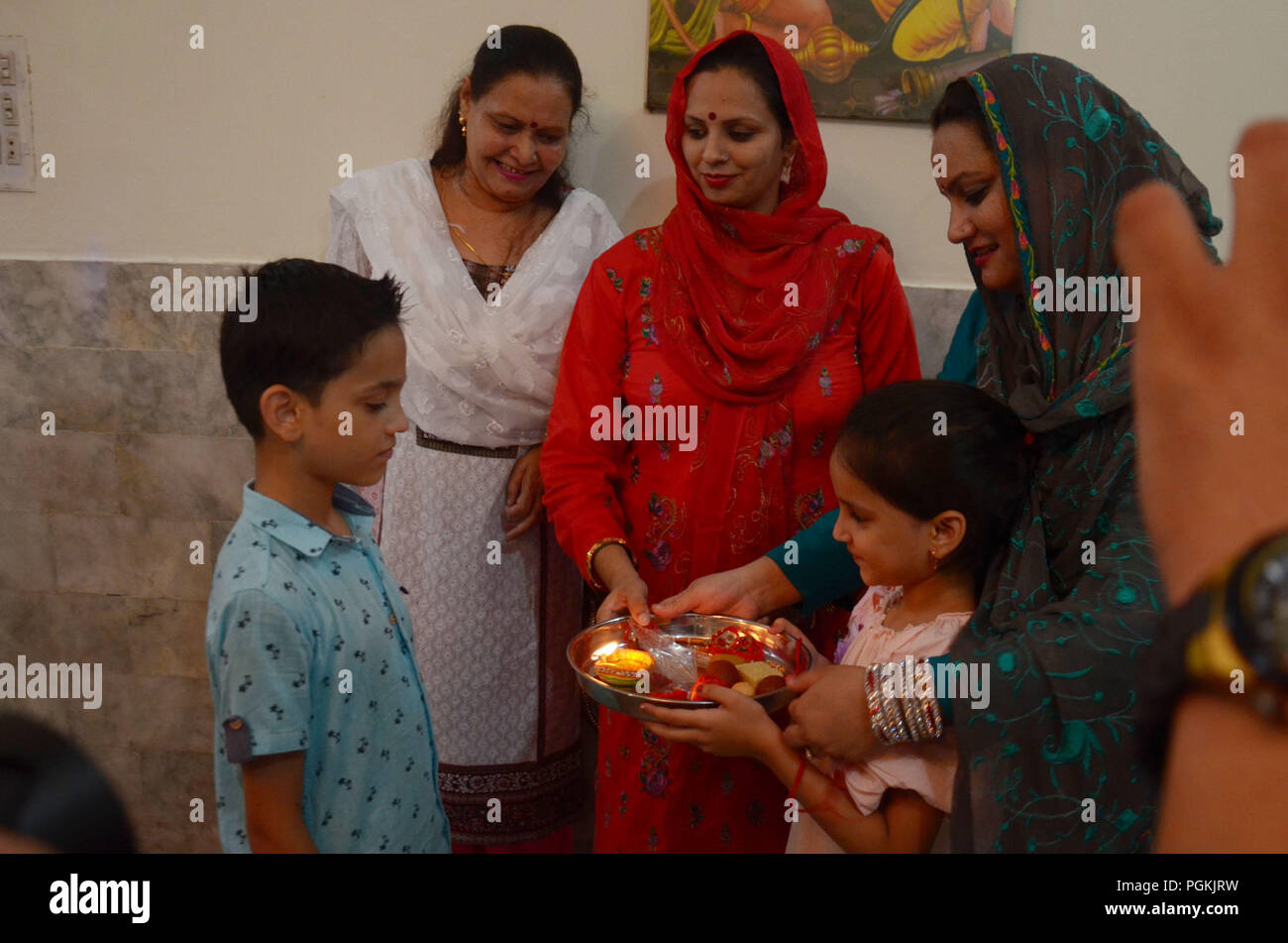 Lahore, Pakistan. 26th Aug, 2018. Pakistani Hindu people performing ...