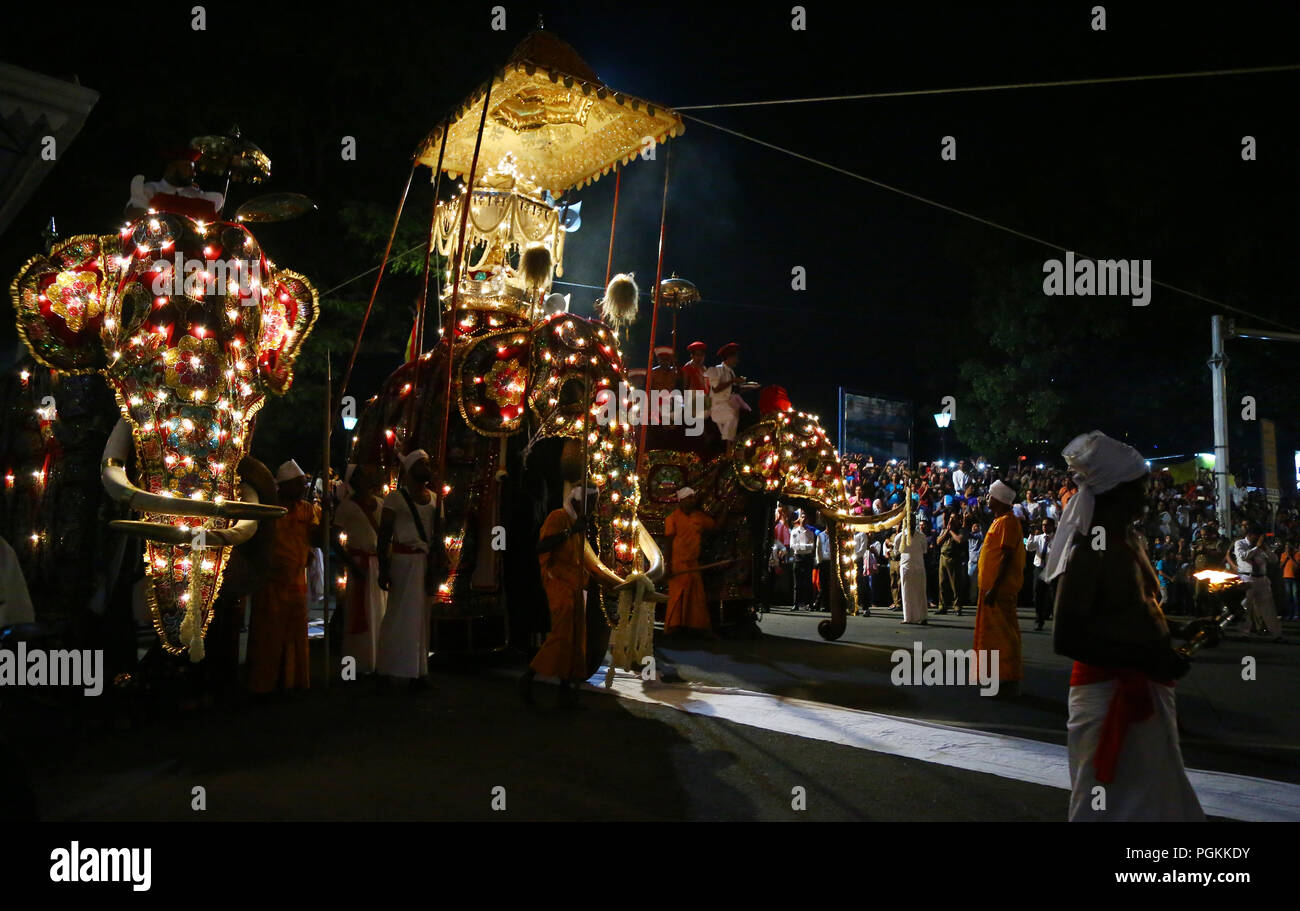 Esala perahera hi-res stock photography and images - Alamy