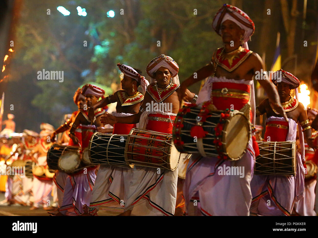 Sri Lanka. 25th Aug, 2018. A Sri Lanka's traditional dancers plays ...