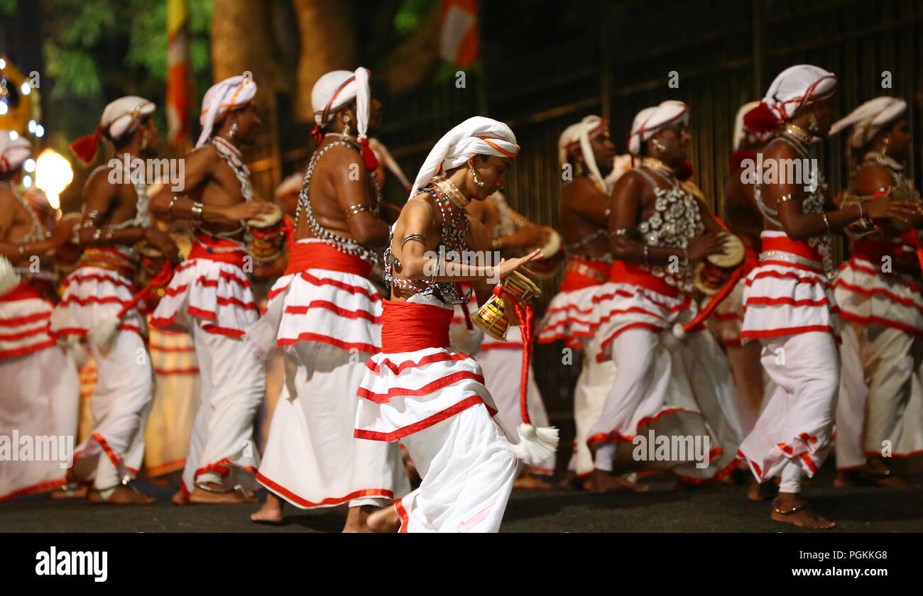 Sri Lanka. 25th Aug, 2018. A Sri Lanka's traditional dancers plays ...