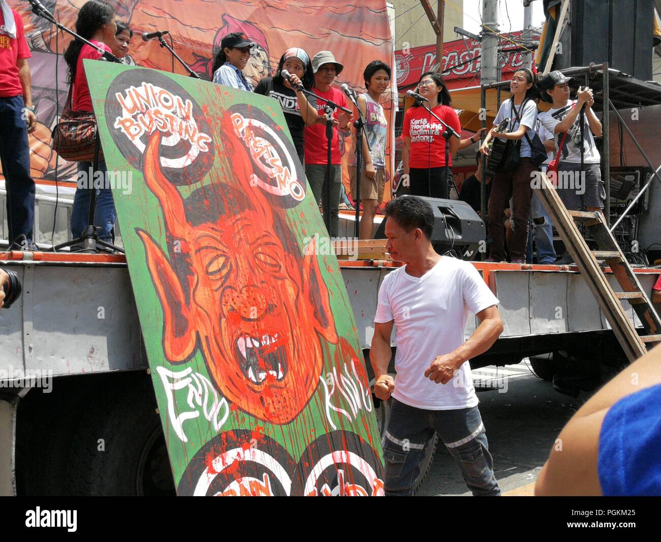 Manila, Philippines. 27th Aug, 2018. Thousands of militant workers ...