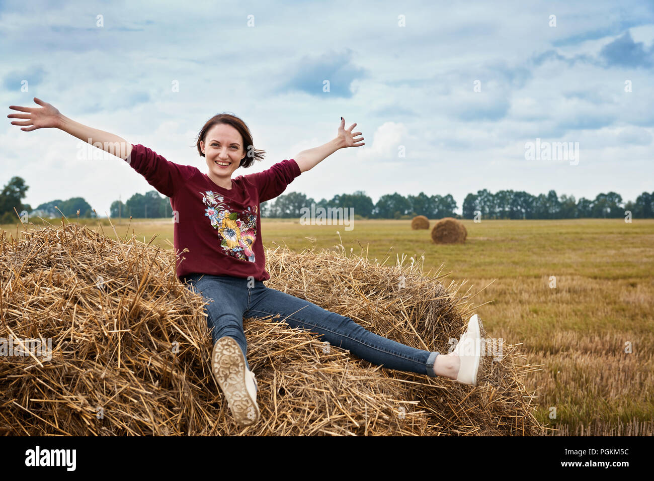 Girl sitting on hay stack hi-res stock photography and images - Alamy