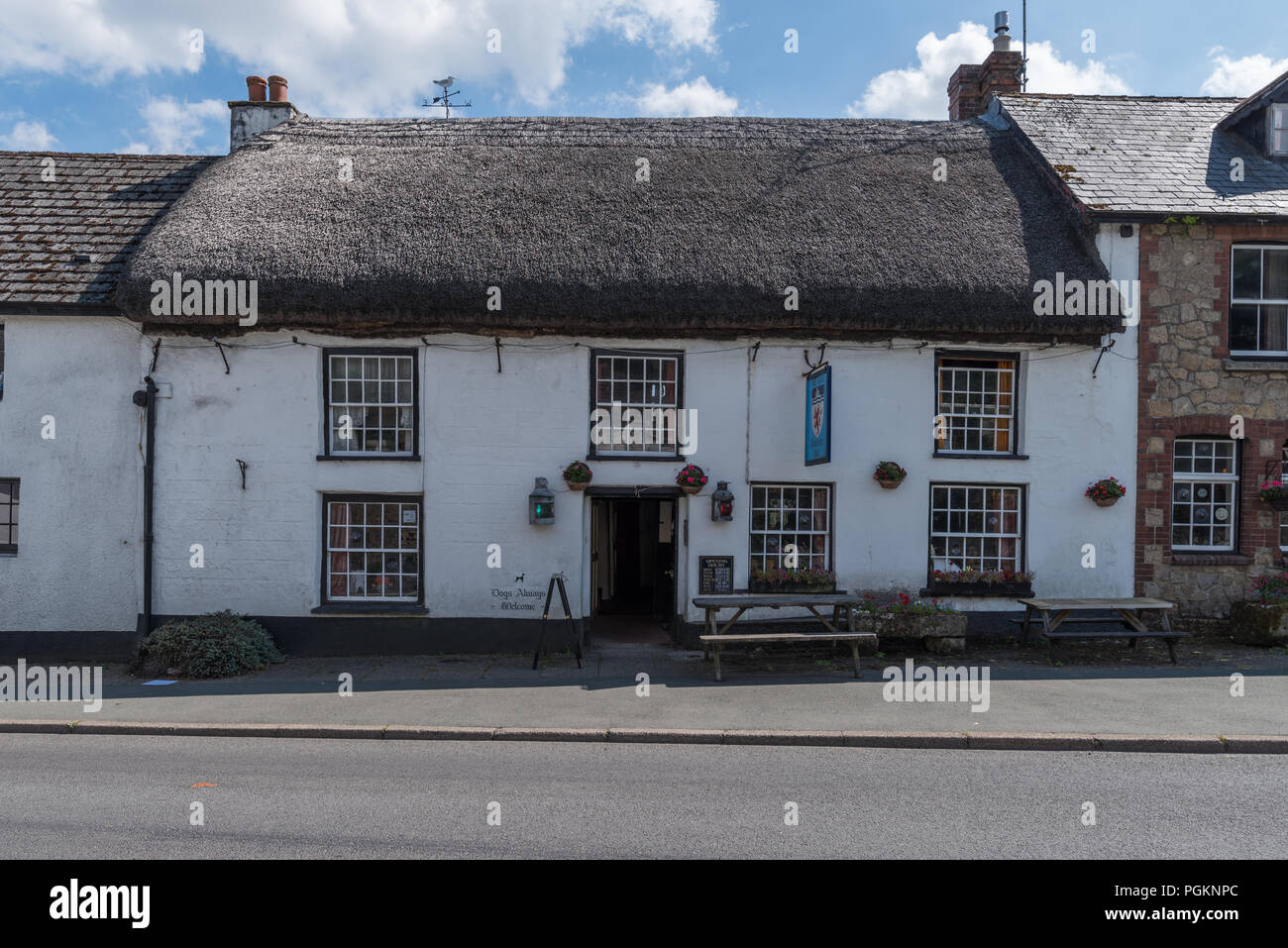 Old devonshire inn hi-res stock photography and images - Alamy