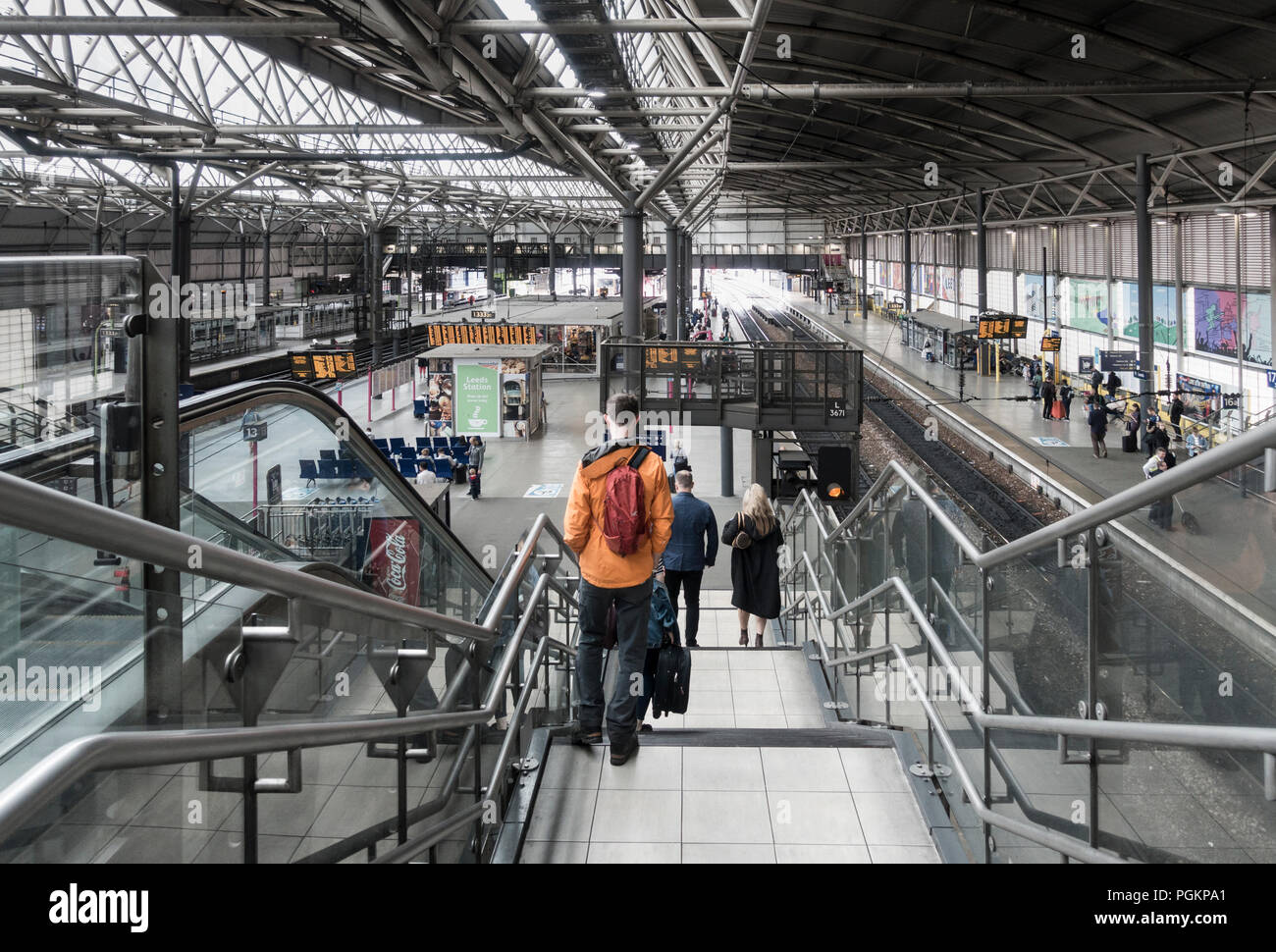 Commuters at leeds station hi-res stock photography and images - Alamy