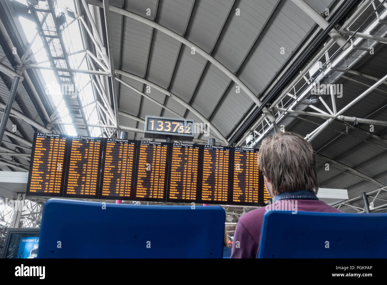 Leeds railway station hi-res stock photography and images - Alamy
