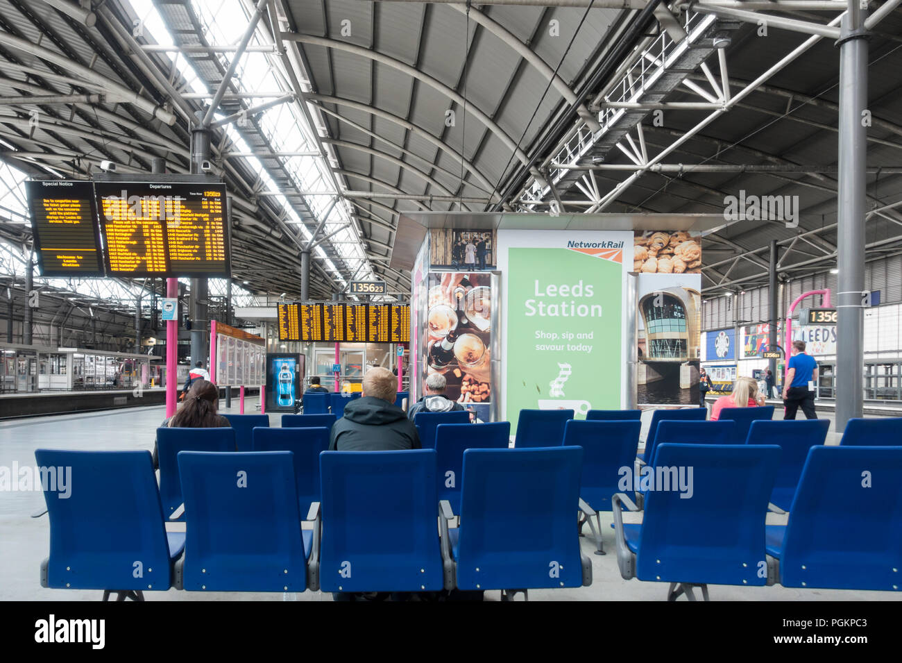 Leeds station passengers hi-res stock photography and images - Alamy