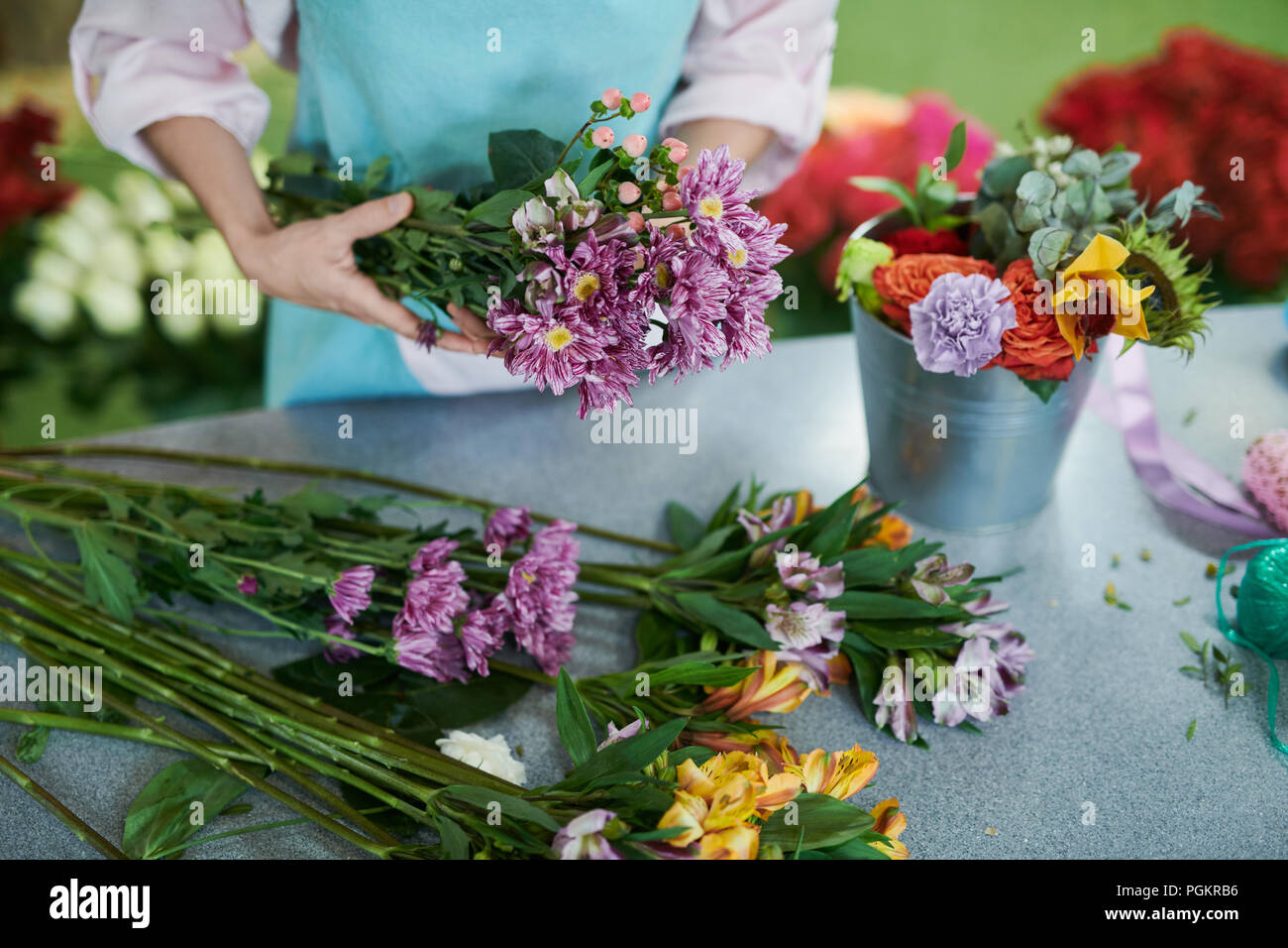 Woman arranging flowers in hi-res stock photography and images - Alamy